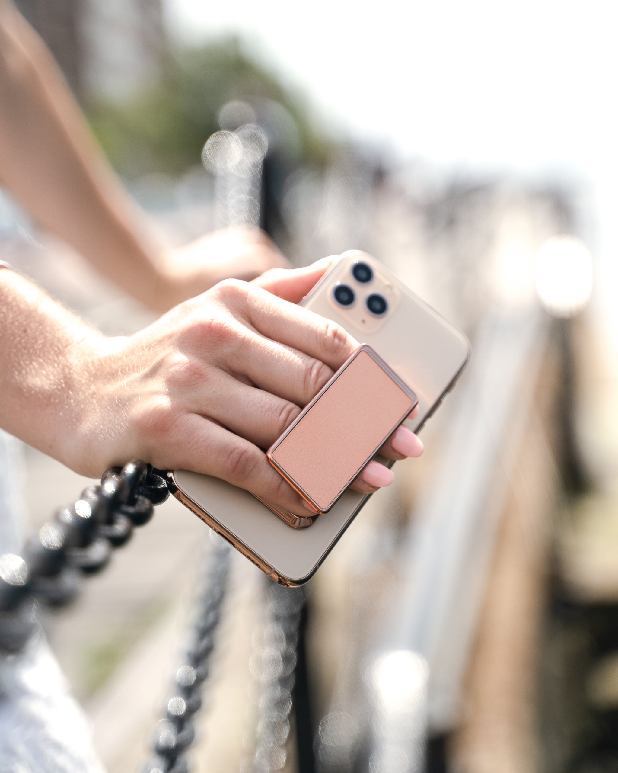 HANDL New York | The Perfect Phone Grip + Stand